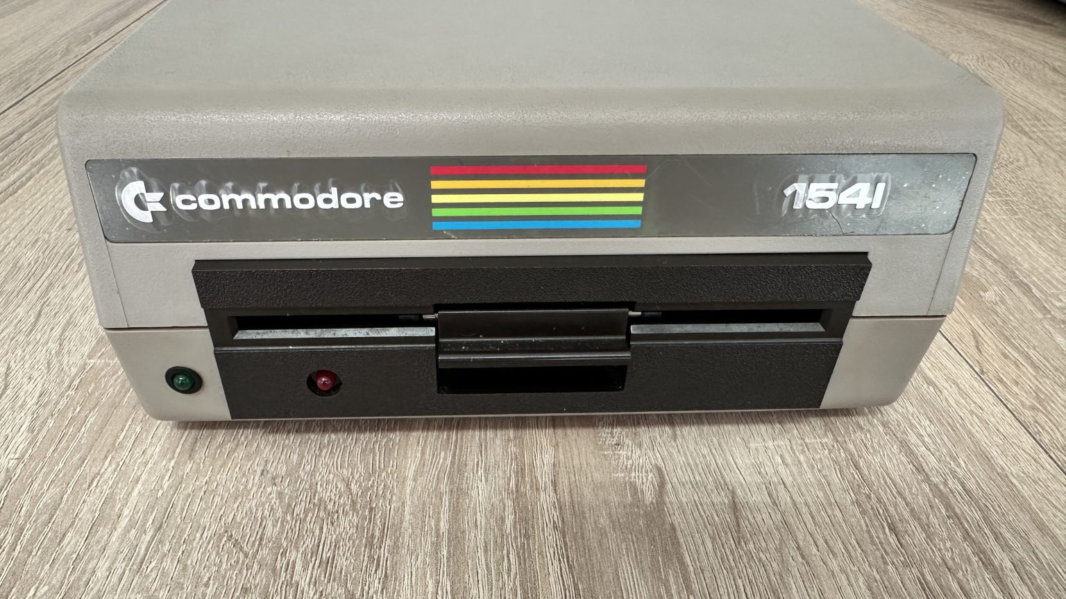 Commodore 1541 – Single Floppy Disk Drive 5.25″ – Mateo's Museum